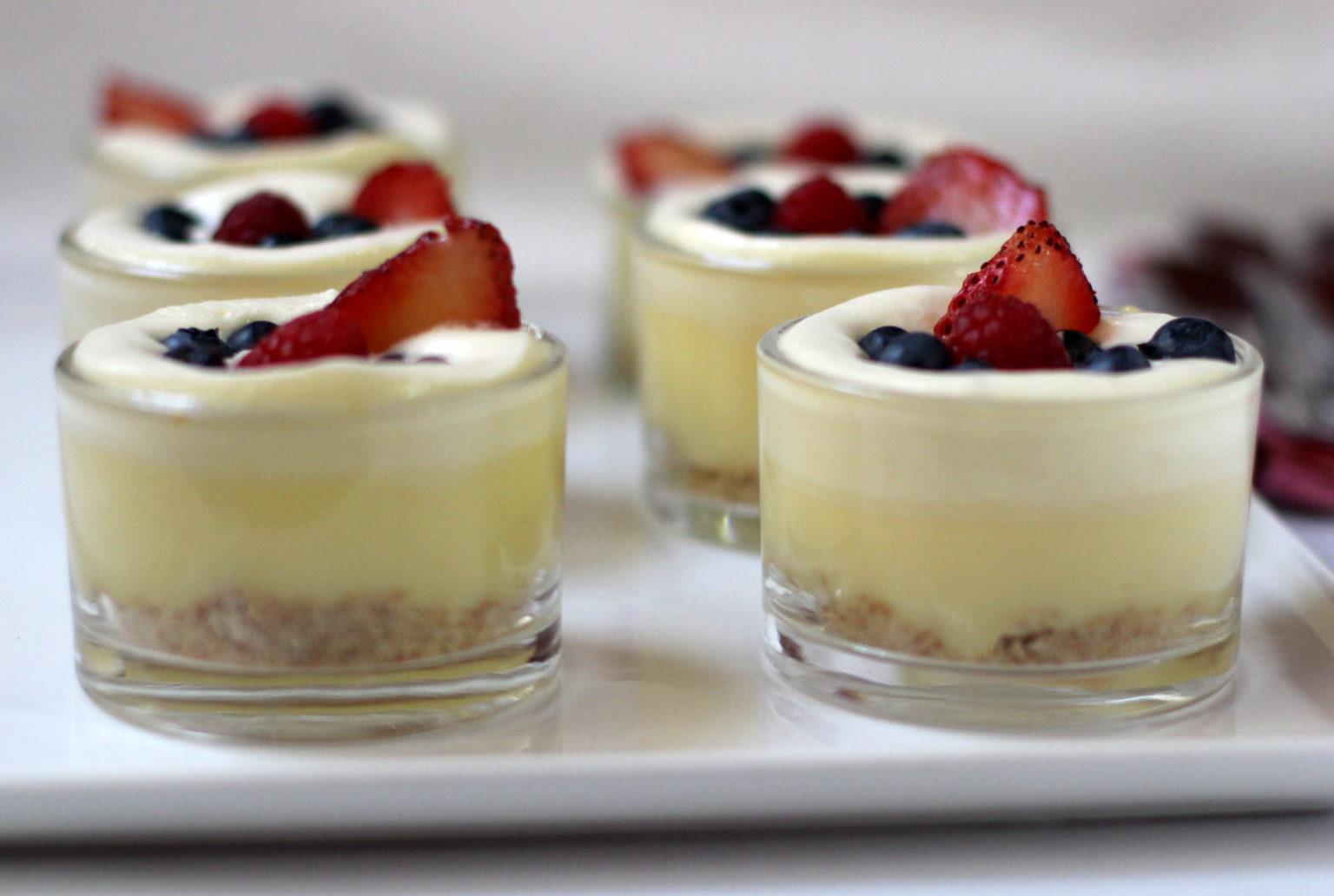 Mini postres cremosos con frutas