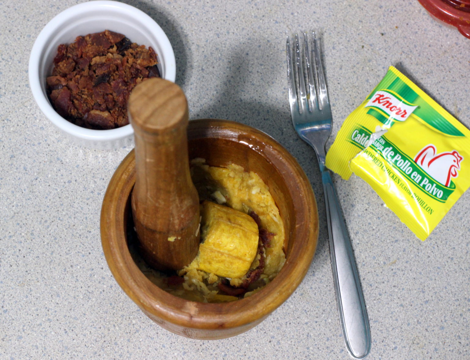 Mofongo con pollo al mojo isleño